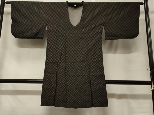 ■■■　サイズ　■■■ 身丈 98cm（肩から） 裄丈 64cm 袖丈 38cm　縫込み 3cm 袖幅 33cm 前幅 19.5cm 後幅 30cm 裄 お袖側 約2cm　身頃側 約4cm ■■■　商品詳細　■■■ 【正絹】 状態は接写画像...