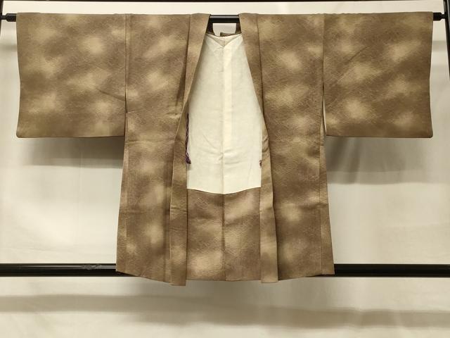 ■■■　サイズ　■■■ 身丈 79cm（肩から） 裄丈 64cm 袖丈 38.5cm　縫込み 4cm 袖幅 33cm 前幅 17cm 後幅 28.5cm 裄 お袖側 約1cm　身頃側 約0cm ■■■　商品詳細　■■■ 【正絹】 状態は接写...