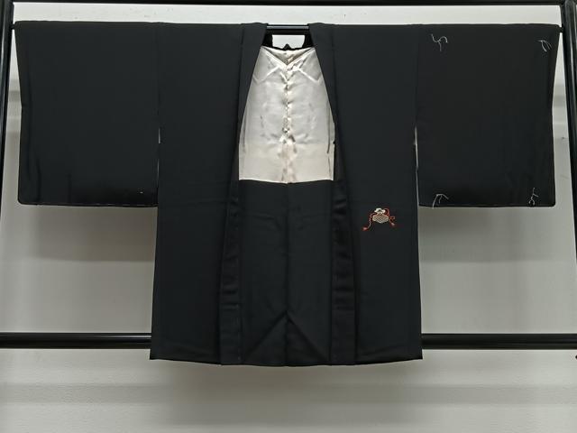 ■■■　サイズ　■■■ 身丈 82cm（肩から） 裄丈 66.5cm 袖丈 46cm　縫込み 5cm 袖幅 34cm 前幅 18cm 後幅 30cm 裄 お袖側 約1cm　身頃側 約1cm ■■■　商品詳細　■■■ 【正絹・一つ紋・未使用】...