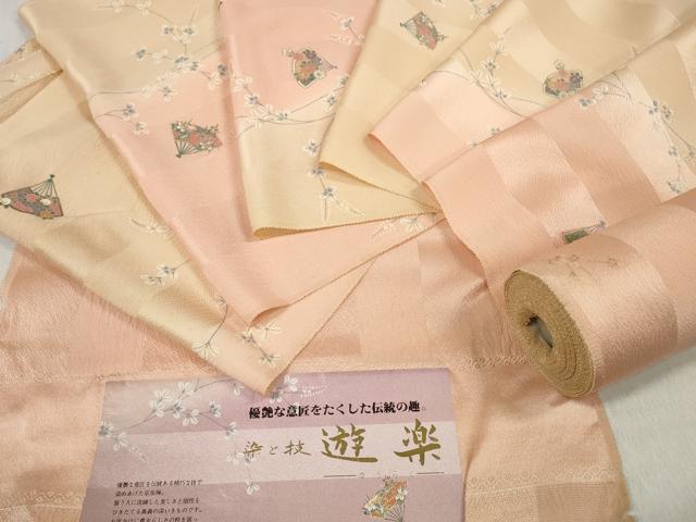 ■■■　サイズ　■■■ 長さ　　着尺分あり 幅　　　約35cm ■■■　商品詳細　■■■ 【正絹・未使用】 状態は接写画像のように表地所々に薄い汚れがございます。 大変上質な逸品になります。 お安く出品致しますので、是非この機会にいかがでし...
