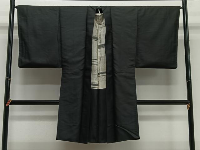 ■■■　サイズ　■■■ 身丈 106cm（肩から） 裄丈 66cm 袖丈 52cm　縫込み 4.5cm 袖幅 33.5cm 前幅 18cm 後幅 30cm 裄 お袖側 約2.5cm　身頃側 約2cm ■■■　商品詳細　■■■ 【正絹・三つ紋...
