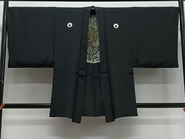 ■■■　サイズ　■■■ 身丈 84cm（肩から） 裄丈 69cm 袖丈 49cm　縫込み 4cm 袖幅 36cm 前幅 20cm 後幅 30.5cm 裄 お袖側 約2.5cm　身頃側 約2cm ■■■　商品詳細　■■■ 【正絹・五つ紋】 状...