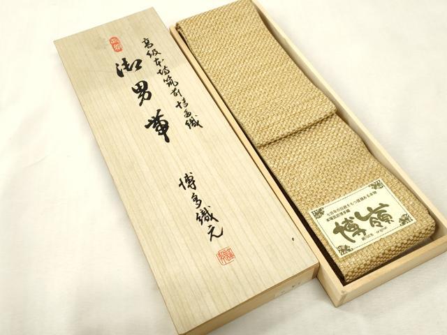 ■■■　サイズ　■■■ 長さ 392cm 幅 9cm程 ■■■　商品詳細　■■■ 【正絹・未使用】 状態は一度も締めておりませんが 接写画像のように共箱に薄い汚れがございます。 その他特に目立ったシミ汚れなどもなく大変良い状態です。 本場筑...