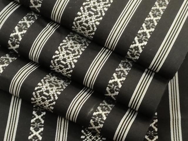 ■■■　サイズ　■■■ 長さ 364cm 幅 16cm程 ■■■　商品詳細　■■■ 【正絹】 状態は接写画像のように胴回り・裏地に薄い汚れがございますが その他特に目立ったシミ汚れなどもなく大変良い状態です。 本場筑前博多織は、 福岡県福岡...