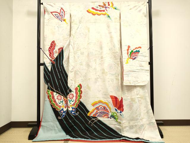 ■■■　サイズ　■■■ 身丈 180cm（肩から） 裄丈 63.5cm 袖丈 106.5cm　縫込み 2cm 袖幅 31.5cm 前幅 25.5cm 後幅 30cm 着物縫いこみ 内揚げ 0cm 裄 お袖側 約1.5cm　身頃側 約1.5c...