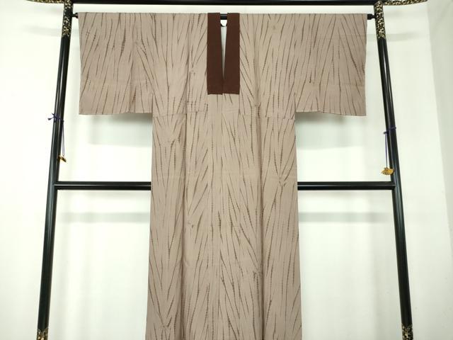 ■■■　サイズ　■■■ 身丈 138.5cm（肩から） 裄丈 65cm 袖丈 47cm　縫込み 4cm 袖幅 32.5cm 前幅 27cm 後幅 31cm 着物縫いこみ 内揚げ 2cm 裄 お袖側 約6cm　身頃側 約4cm ■■■　商品詳...