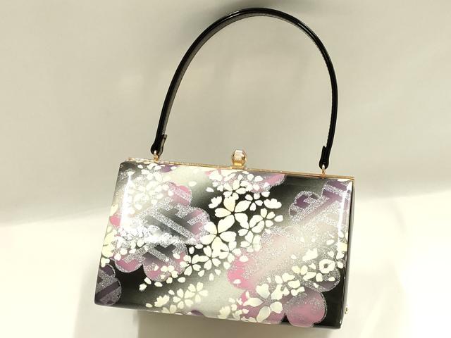 ■■■　サイズ　■■■ 【バッグ】 横　　　18cm 縦　　　11cm　取っ手込み　24cm 奥行き　12cm ■■■　商品詳細　■■■ 状態は参考画像のように所々に薄い汚れがございます。 大変上質な逸品になります。 お安く出品致しますので...