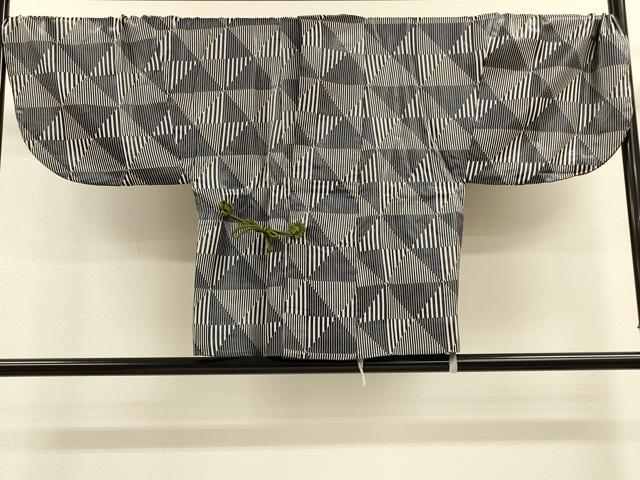■■■　サイズ　■■■ 身丈 74cm（肩から） 裄丈 75.5cm 袖丈 39.5cm　縫込み 7.5cm 袖幅 36cm 前幅 27cm 後幅 28.5cm 裄 お袖側 約2cm　身頃側 約2cm ■■■　商品詳細　■■■ 【正絹】 状...