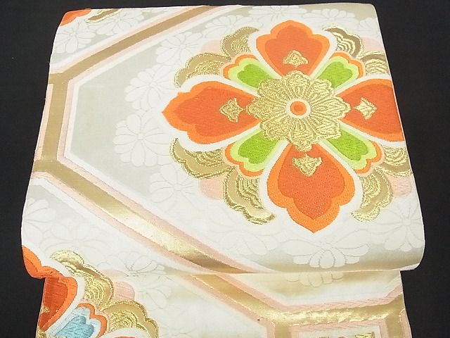 ■■■　サイズ　■■■ 長さ 416cm 幅 30cm程 ■■■　商品詳細　■■■ 【正絹・関西仕立て】 状態は接写画像のように たれ先、太鼓下部、柄止まり、手先、裏地に薄い汚れがございますが その他特に目立ったシミ汚れなどもなく大変良い状...