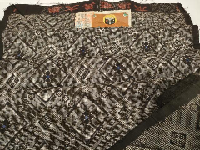 ■■■　サイズ　■■■ 長さ　　着尺分あり 幅　　　約36.5cm ■■■　商品詳細　■■■ 【正絹・未使用】 状態は特に目立ったシミ汚れなどもなく大変良い状態です。 江戸末期に薩摩藩から 「奄美大島を一番良く表現した大島紬を献上せよ」との...