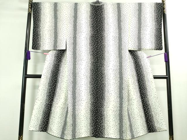 ■■■　サイズ　■■■ 身丈 135.5cm（肩から） 裄丈 68.5cm 袖丈 52cm 袖幅 35cm 前幅 24cm 後幅 29cm 着物縫いこみ 内揚げ 4cm 裄 お袖側 約 2cm　身頃側 約 1.5cm ■■■　商品詳細　■■...