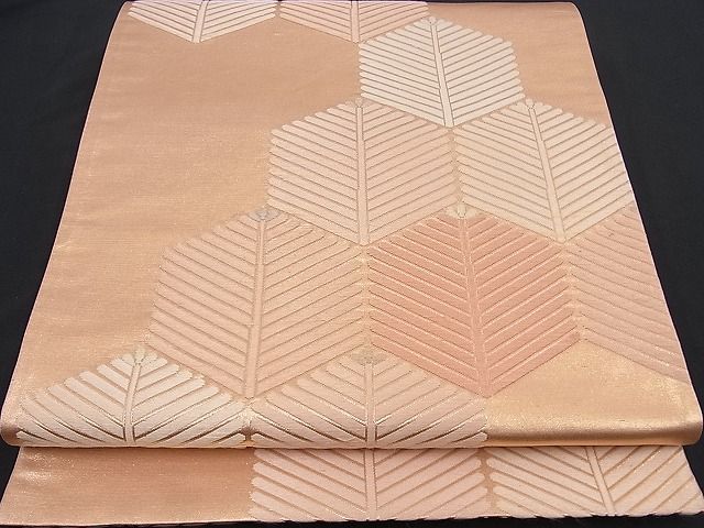 ■■■　サイズ　■■■ 長さ 428cm 幅 31cm程 ■■■　商品詳細　■■■ 【正絹・芯なし】 状態は接写画像のように 太鼓下部・手先に薄い汚れ 柄止まりから手先にかけて折れ山の薄い汚れがございますが その他特に目立ったシミ汚れなども...