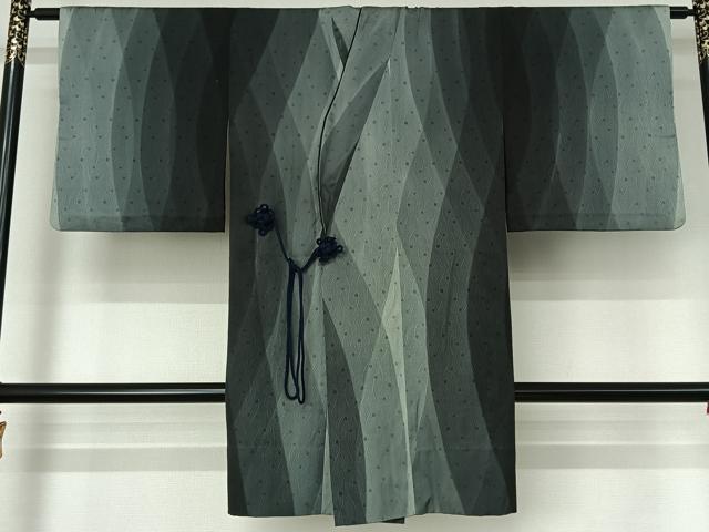 ■■■　サイズ　■■■ 身丈 98cm（肩から） 裄丈 66cm 袖丈 47cm　縫込み 3cm 袖幅 35cm 前幅 21cm 後幅 27cm 裄 お袖側 約1cm　身頃側 約3.5cm ■■■　商品詳細　■■■ 【正絹】 状態は特に目立...