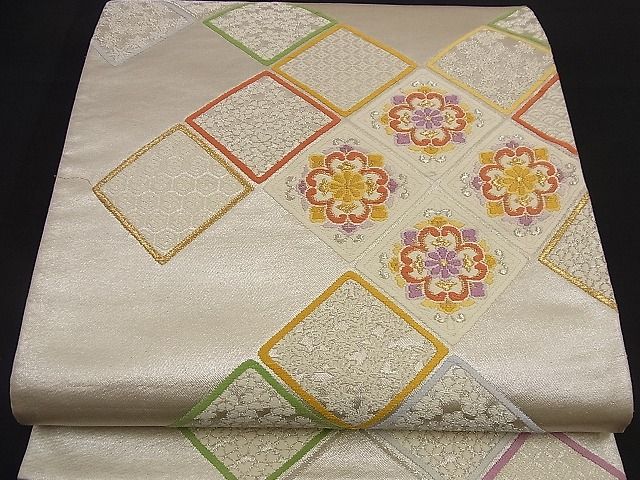 ■■■　サイズ　■■■ 長さ 424cm 幅 30.5cm程 ■■■　商品詳細　■■■ 【正絹・芯なし】状態は接写画像のように太鼓上部から手先にかけて折れ山の薄い汚れ、裏地薄い汚れがございますがその他特に目立ったシミ汚れなどもなく大変良い状...