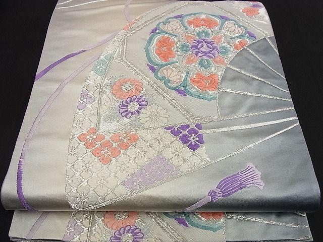 ■■■　サイズ　■■■ 長さ 416cm 幅 30.5cm程 ■■■　商品詳細　■■■ 【正絹・芯なし】状態は接写画像のように太鼓下部・前柄・手先・たれ先に薄い汚れがございますがその他特に目立ったシミ汚れなどもなく大変良い状態です。大変上質...