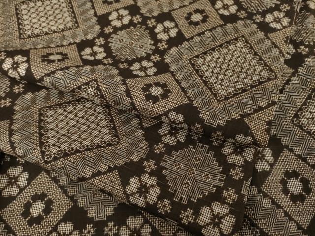 ■■■　サイズ　■■■ 身丈 152cm（肩から） 裄丈 63cm 袖丈 66cm　縫込み 6cm 袖幅 31.5cm 前幅 22cm 後幅 30cm 着物縫いこみ 内揚げ 1cm 裄 お袖側 約3cm　身頃側 約2cm ■■■　商品詳細　...