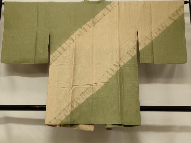 ■■■　サイズ　■■■ 身丈 88.5cm（肩から） 裄丈 65cm 袖丈 46.5cm　縫込み 5cm 袖幅 33cm 前幅 21cm 後幅 30.5cm 裄 お袖側 約4cm　身頃側 約3.5cm ■■■　商品詳細　■■■ 【正絹】 状...