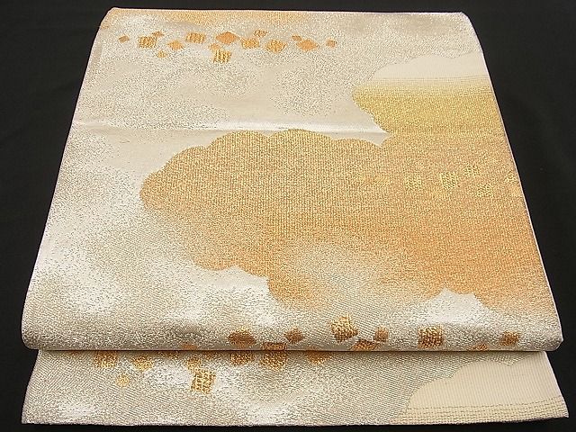 ■■■　サイズ　■■■ 長さ 428cm 幅 30.5cm程 ■■■　商品詳細　■■■ 【正絹】状態は接写画像のように太鼓下部に薄いスレ、太鼓上部から手先に折山の薄い汚れがございますがその他特に目立ったシミ汚れなどもなく大変良い状態です。大...