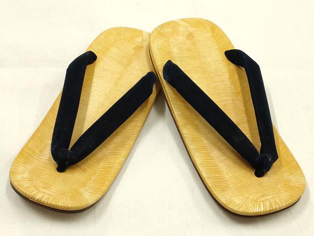 ■■■　サイズ　■■■ 長さ　　 24cm 幅　　　 9.5cm 踵高さ　 2cm ■■■　商品詳細　■■■ 状態は特に目立ったシミ汚れなどもなく大変良い状態です。 大変上質な逸品になります。 お安く出品致しますので、是非この機会にいかがで...