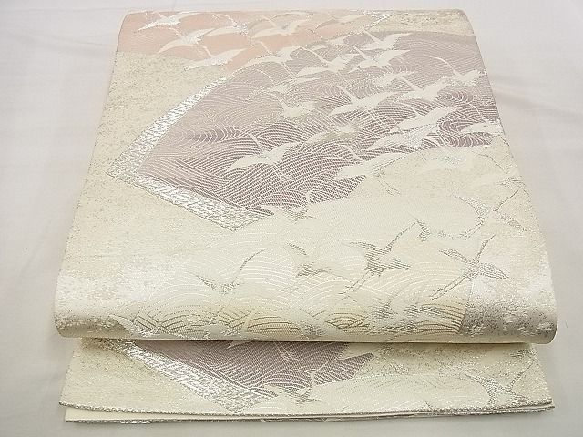 ■■■　サイズ　■■■ 長さ 434cm 幅 31cm程 ■■■　商品詳細　■■■ 【正絹】 状態は接写画像のように 太鼓上部・前柄付近・裏地に薄い汚れ、 柄止まりに折れ山の薄い汚れがございますが その他特に目立ったシミ汚れなどもなく大変良...