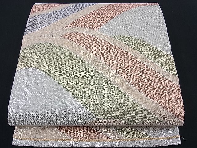 ■■■　サイズ　■■■ 長さ 430cm 幅 30.5cm程 ■■■　商品詳細　■■■ 【正絹】状態は接写画像のように太鼓・裏地に薄いアク、太鼓上部・前柄・柄止まり・手先に薄い汚れがございますがその他特に目立ったシミ汚れなどもなく大変良い状...