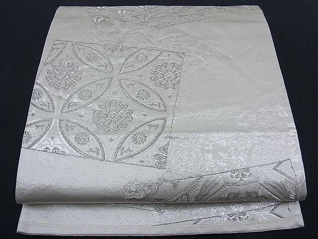 ■■■　サイズ　■■■ 長さ 418cm 幅 30.5cm程 ■■■　商品詳細　■■■ 【正絹】状態は接写画像のようにたれ先・太鼓上部に薄い汚れ、柄止まりに折れ山の薄い汚れ・薄い汚れ手先・裏地に薄いシミがございますがその他特に目立ったシミ汚...