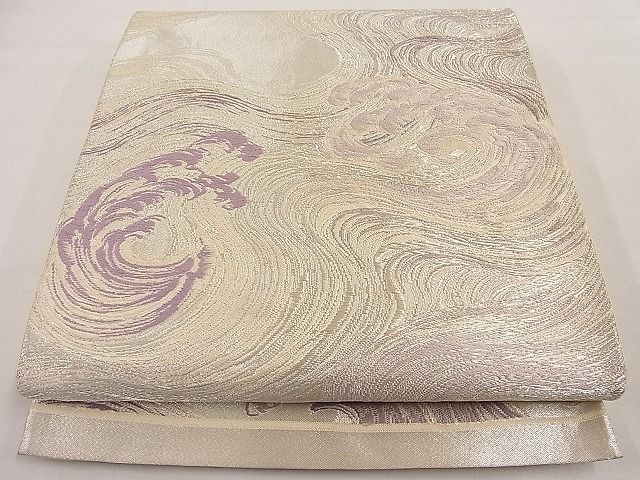 ■■■　サイズ　■■■ 長さ 440cm 幅 30.5cm程 ■■■　商品詳細　■■■ 【正絹・芯なし】 状態は接写画像のように 太鼓・裏地に薄い汚れ、前柄に薄い点シミ、柄止まりから手先にかけて折れ山の薄い汚れがございますが その他特に目立...