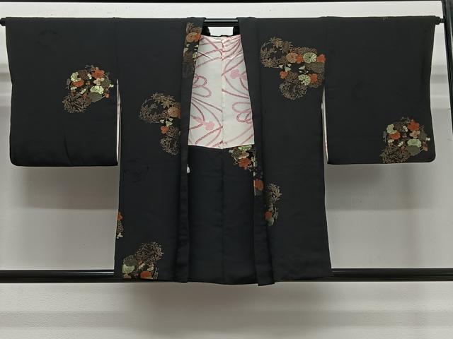 ■■■　サイズ　■■■ 身丈 79cm（肩から） 裄丈 64.5cm 袖丈 46.5cm　縫込み 4cm 袖幅 32cm 前幅 17cm 後幅 29cm 裄 お袖側 約2cm　身頃側 約1.5cm ■■■　商品詳細　■■■ 【正絹・一つ紋】...