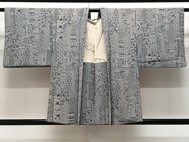 ■■■　サイズ　■■■ 身丈 79cm（肩から） 裄丈 63cm 袖丈 43cm　縫込み 4cm 袖幅 33cm 前幅 17cm 後幅 29cm 裄 お袖側 約4cm　身頃側 約3cm ■■■　商品詳細　■■■ 【正絹】 状態は接写画像のよ...