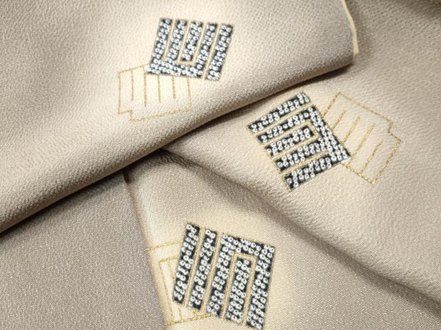 ■■■　サイズ　■■■ 身丈 161cm（肩から） 裄丈 65.5cm 袖丈 48cm　縫込み 4cm 袖幅 34cm 前幅 25cm 後幅 31cm 着物縫いこみ 内揚げ 6cm 裄 お袖側 約3cm　身頃側 約2.5cm ■■■　商品詳...