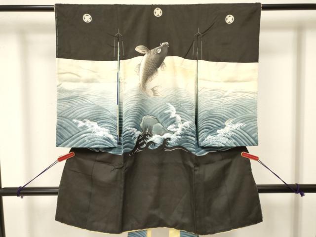 ■■■　サイズ　■■■ 【着物】 身丈 97cm（肩から） 裄丈 42cm 袖丈 60cm ■■■　商品詳細　■■■ 産着【正絹・五つ紋】の 状態は接写画像のように着物表地所々・裏地・ 襦袢裏地・紐部分に薄い汚れがございます。 大変上質な逸...