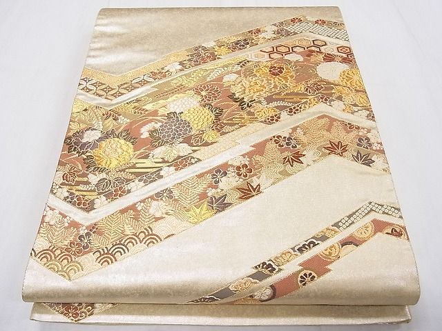 ■■■　サイズ　■■■ 長さ 432cm 幅 30.5cm程 ■■■　商品詳細　■■■ 【正絹】 状態は接写画像のように 柄止まりに線汚れがございますが その他特に目立ったシミ汚れなどもなく大変良い状態です。 着用時には見えない部分になりま...