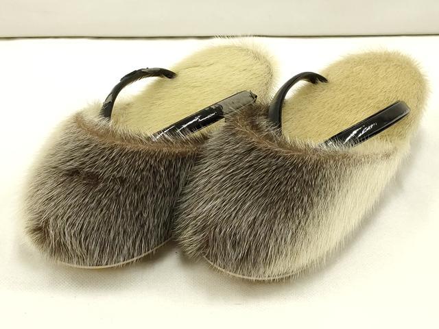 ■■■　サイズ　■■■ 【草　履】 長さ　　 24.5cm 幅　　　 8.5cm 踵高さ　 6.5cm ■■■　商品詳細　■■■ 状態は参考画像のように鼻緒の劣化、草履台に傷、草履底に薄い汚れがございます。 大変上質な逸品になります。 お安...