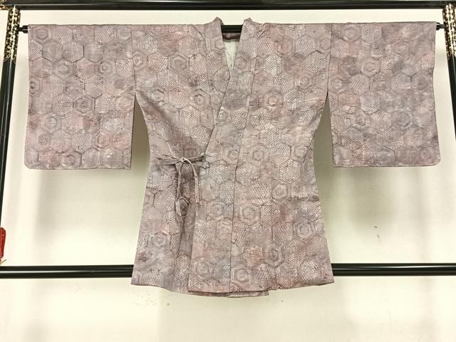 ■■■　サイズ　■■■ 身丈 83cm（肩から） 裄丈 65cm 袖丈 48cm　縫込み 4cm 袖幅 33cm 前幅 30cm 後幅 31cm 裄 お袖側 約3cm　身頃側 約2cm ■■■　商品詳細　■■■ 【正絹・バチ衿・未使用】 状...