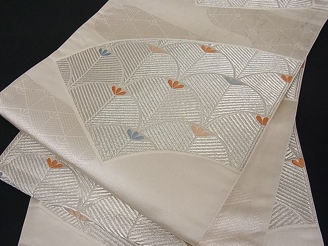 ■■■　サイズ　■■■ 長さ 426cm 幅 31cm程 ■■■　商品詳細　■■■ 【正絹・芯なし】 状態は接写画像のように たれ先・太鼓上部・前柄・柄止まり・手先・裏地に薄い汚れ 太鼓・太鼓上部・前柄に若干のスレがございますが その他特に...