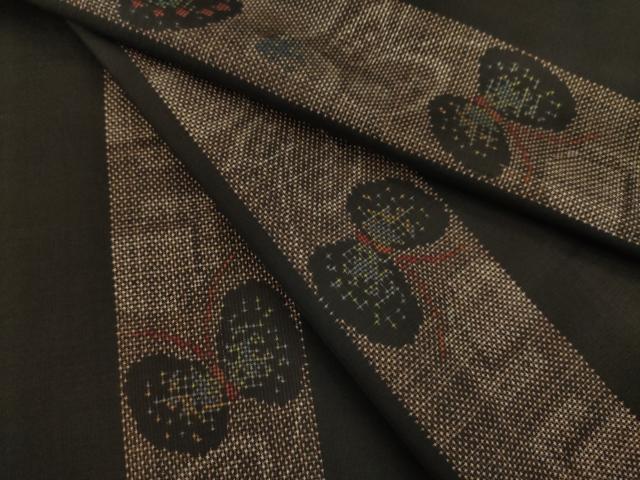 ■■■　サイズ　■■■ 身丈 162cm（肩から） 裄丈 64cm 袖丈 49cm　縫込み 5cm 袖幅 32cm 前幅 24cm 後幅 29cm 着物縫いこみ 内揚げ 3.5cm 裄 お袖側 約1cm　身頃側 約3cm ■■■　商品詳細　...