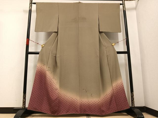 ■■■　サイズ　■■■ 身丈 157.5cm（肩から） 裄丈 63cm 袖丈 47cm　縫込み 7cm 袖幅 32cm 前幅 22.5cm 後幅 28cm 着物縫いこみ 内揚げ 3cm 裄 お袖側 約3cm　身頃側 約4cm ■■■　商品詳...