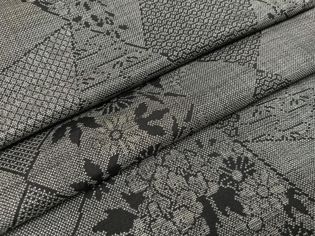 ■■■　サイズ　■■■ 身丈 154cm（肩から） 裄丈 61.5cm 袖丈 43.5cm　縫込み 4cm 袖幅 31.5cm 前幅 24cm 後幅 28cm 着物縫いこみ 内揚げ 0cm 裄 お袖側 約4cm　身頃側 約4cm ■■■　商...