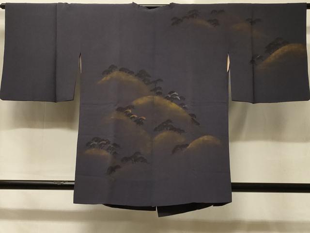 ■■■　サイズ　■■■ 身丈 84cm（肩から） 裄丈 64cm 袖丈 43cm　縫込み 5cm 袖幅 33cm 前幅 21.5cm 後幅 30.5cm 裄 お袖側 約1.5cm　身頃側 約2.5cm ■■■　商品詳細　■■■ 【正絹】 状...