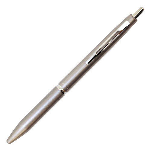 商品名 油性ボールペン アクロ1000 0.5mm 品番 BAC-1SEF-MGY 軸色 メタリックグレー 仕様 特長：なめらかな筆記が特長の「アクロインキ」を採用したスリムタイプの油性ボールペン。ボディの先端が太く、握りやすい形状。重心が...