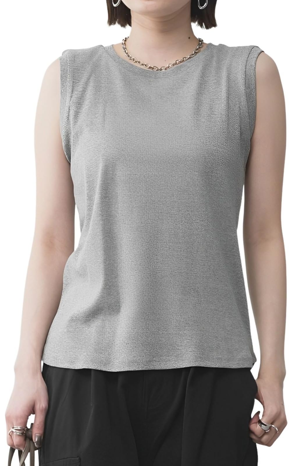 商品情報商品の説明主な仕様 ☆肌触りよい無地のノースリーブプルオーバーなので、きれいめシンプルなシャツは1枚で着ても、インナーでも使えてコーディネートにも便利なトップス♪ ☆さらっと快適な生地を使用しているので汗で張り付きにくく、適度に風も...