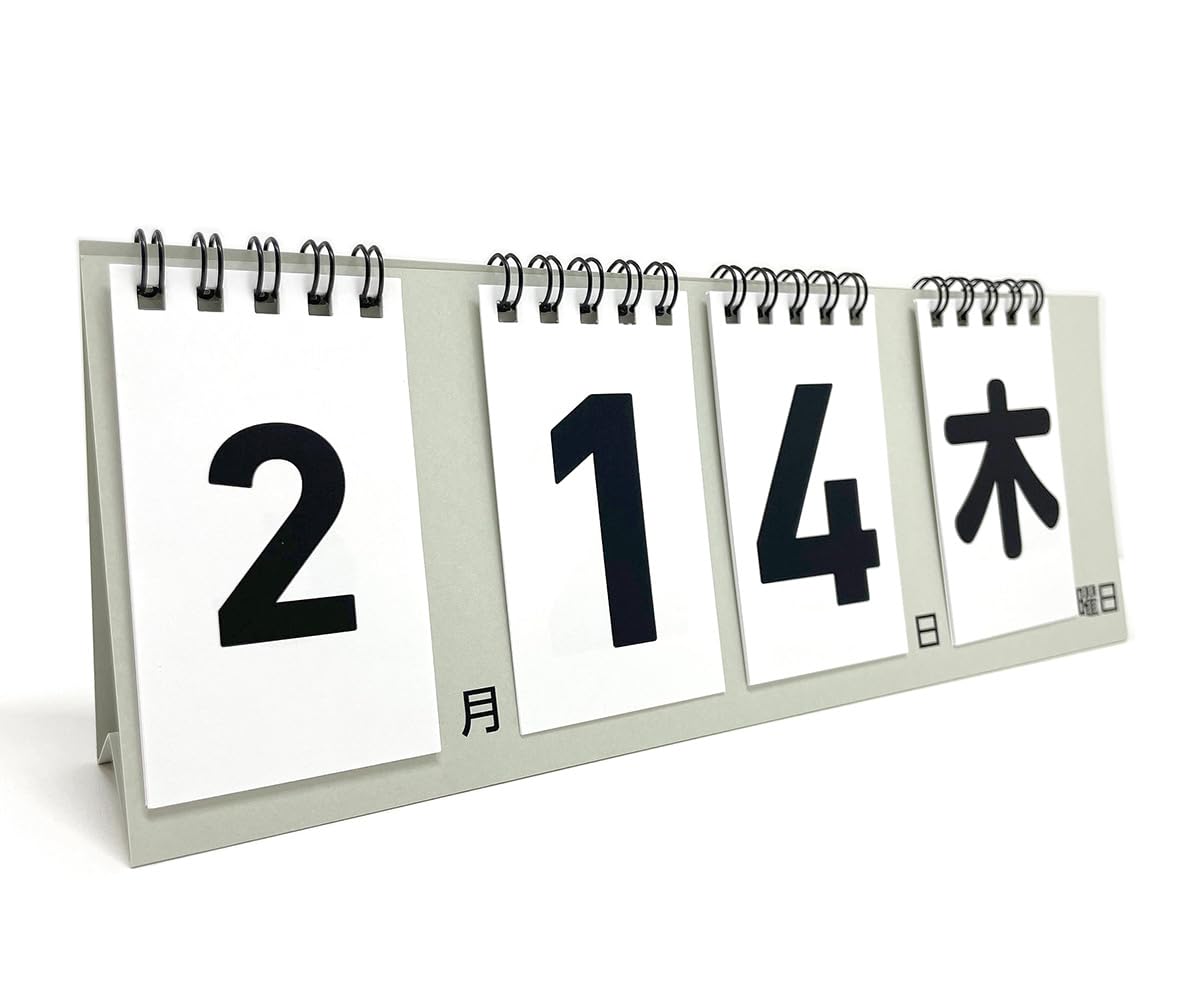 商品情報商品の説明ずっと使える日めくりカレンダーです。 コンパクトなため、持ち運びもできます。 【仕様】 リングタイプ ・台紙 サイズ：W240mmxH90mm、紙：真赤=OKACカード＃300 茶=GAクラフトボードFSアース 黒=OKA...