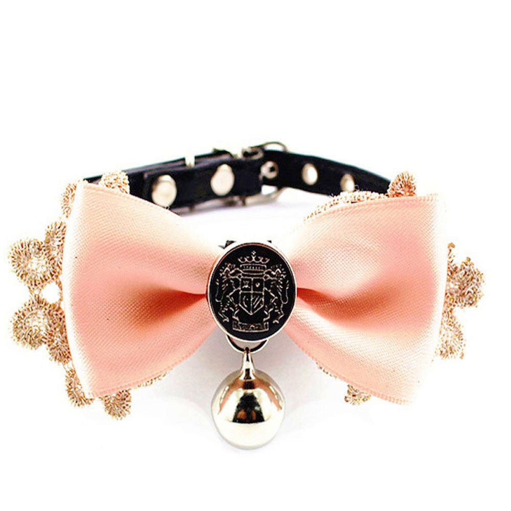 商品情報商品の説明主な仕様 高品質中央に中世風の紋章をあしらったエレガントな猫用首輪。柔らかい革製（犬/猫の首にとって非常に快適）　100％レース付きシルクネクタイ、人造真珠とダイヤモンド、亜鉛合金バックル。本体重量: 20g；あなたのペッ...
