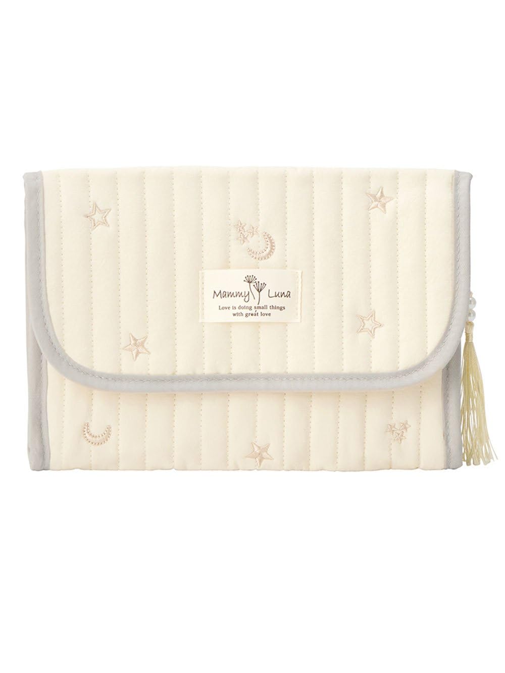 商品情報商品の説明説明 韓国で大人気の「イブル」が母子手帳ケースになりました！ 中わた入りのふんわり感が魅力のイブル（ヌビキルト）生地に、かわいい刺しゅうをプラス。やさしい色合いも魅力のマルチケースです。A5サイズの母子手帳がすっぽり収まり...