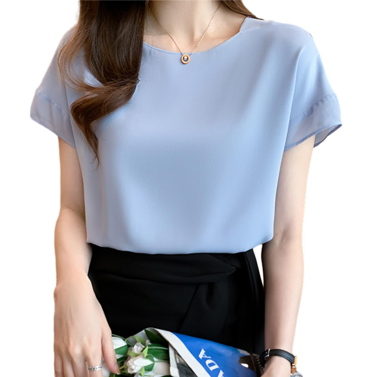 商品情報商品の説明主な仕様 ●今季トレンドの軽やかなとろみ シフォン ブラウス です。ふわっと上品な広がりのあるシルエットにフレア スリーブがアクセントになったとてもお洒落で旬な1枚。丸襟デザインがデコルテを綺麗に見せてくれて、セクシーな大...