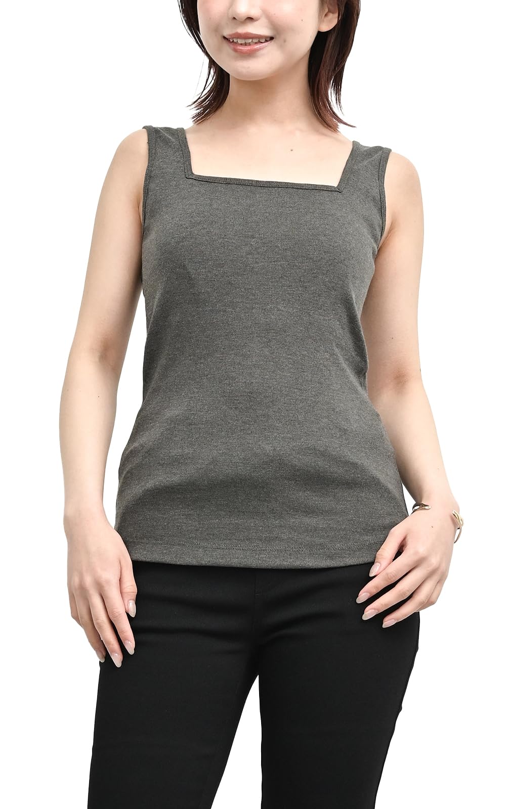 商品情報商品の説明主な仕様 一枚でラクに決まるカップ付きスクエアネックタンクトップ。通気性・吸湿性抜群な肌が喜ぶ綿100%素材。シンプルながら洗練されたシルエットが魅力の優秀トップスです。インナートップ ノンワイヤー カップ付きインナー 春...