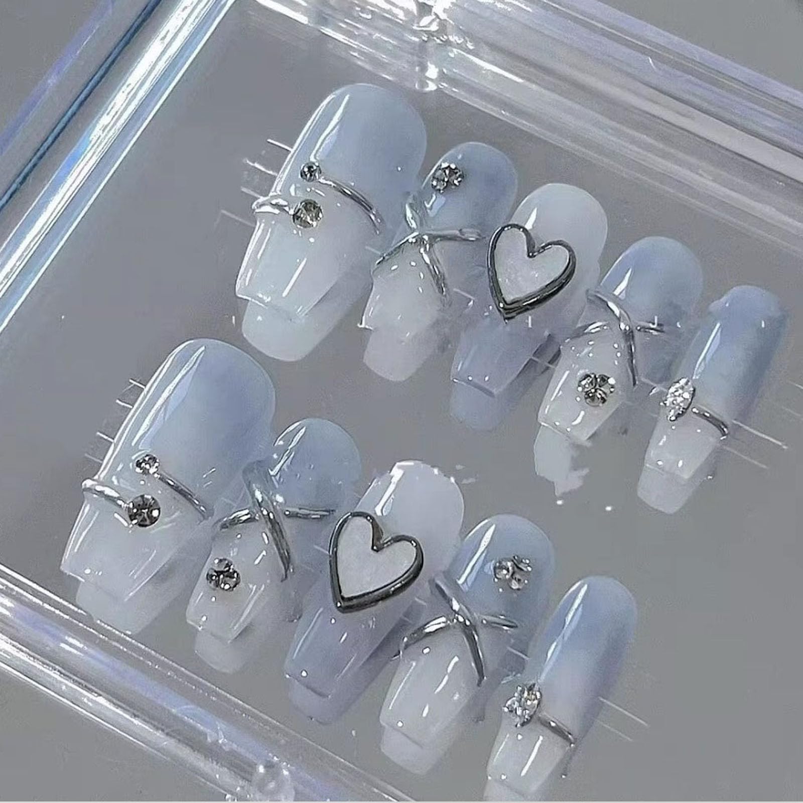 商品情報商品の説明このネイルチップは、プロのネイリストが丁寧にデザインし、手作業で描かれたものです。機械で作られた20個のネイルチップよりも、より精巧で美しい仕上がりになっています。まるで自分の爪が伸びたかのような自然な見た目を実現しました...