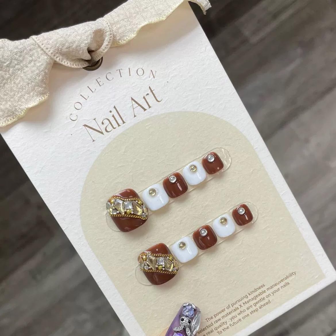 商品情報商品の説明贅沢な輝きを放つクリスタルデコレーションが特徴的なネイルアートコレクション。虹色に輝くホログラム効果で、爪先を華やかに演出します。高品質な人工ネイル素材を使用し、繊細なデザインと確かな耐久性を両立。付け爪は指先にやさしくフ...