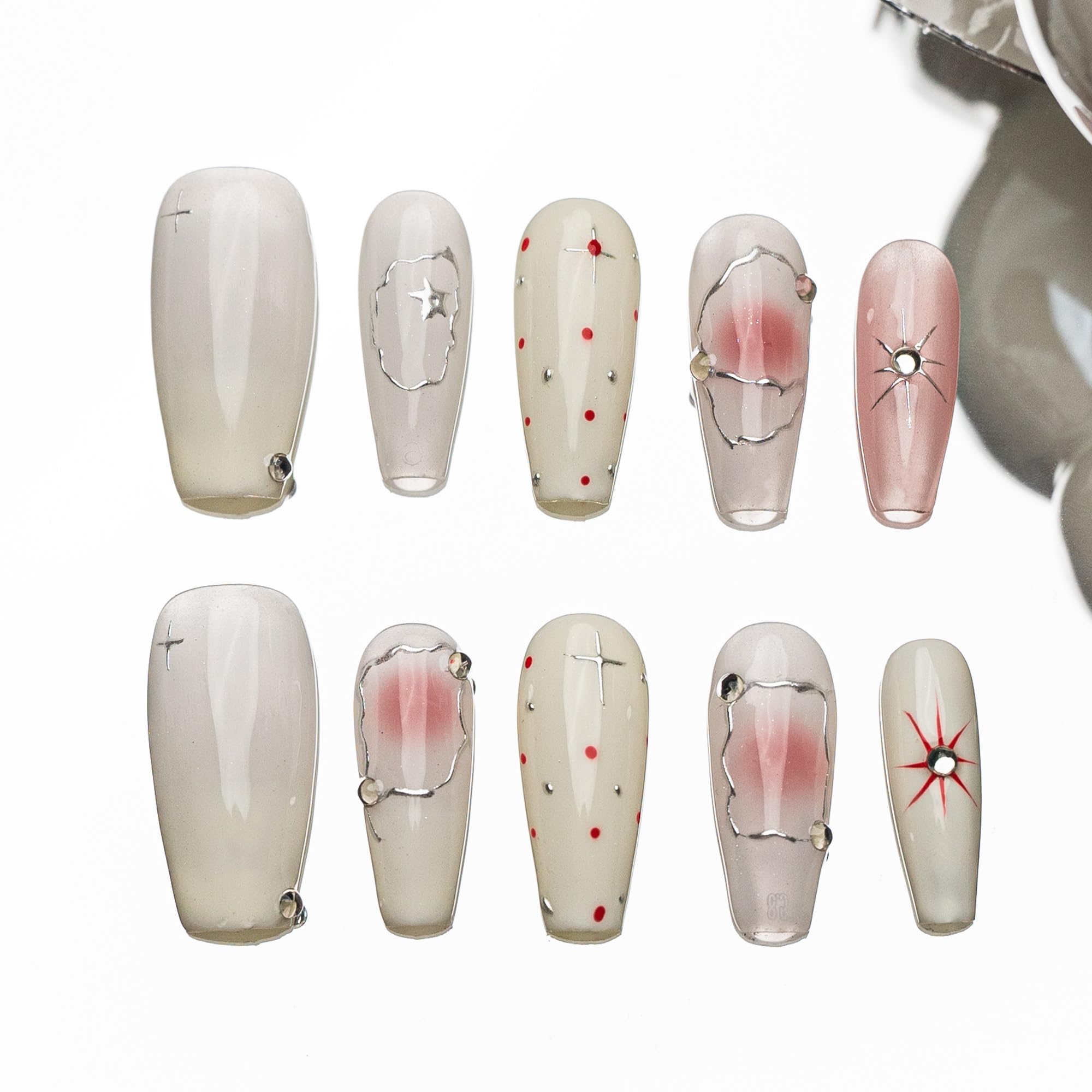 商品情報商品の説明主な仕様 【手作りネイルチップを選ぶ理由】手作りネイルチップで優雅さを体験しましょう： 精巧に仕上げられた完璧さ、あなたのサイズに合わせて調整され、高品質な素材で耐久性を実現。少ない時間とお金でサロン品質のネイルアートを手...