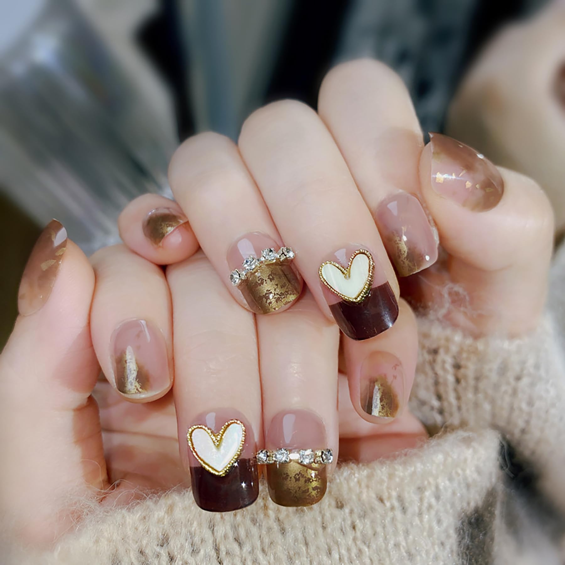 商品情報商品の説明【短め ネイルチップ の貼り付け方】1．爪の表面を爪やすりで磨く。2．爪の表面をきれいに拭く。3．適切なサイズの両面テープを選択してください。4．両面テープをがして爪の表面に貼り付ける。5．可愛いネイルチップを接着する。6...